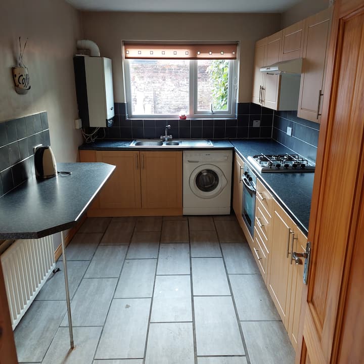 Room In Cheerful 2 Bed Townhouse Near Titanic - Belfast