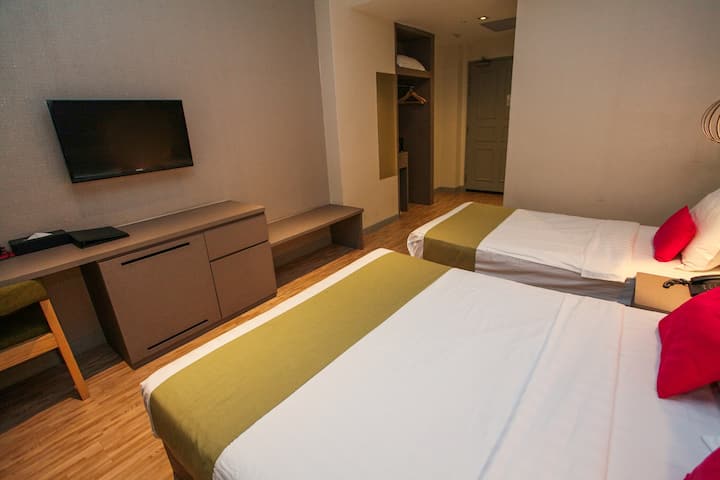 Hotel / Deluxe Family Room (With Window) - Tampines