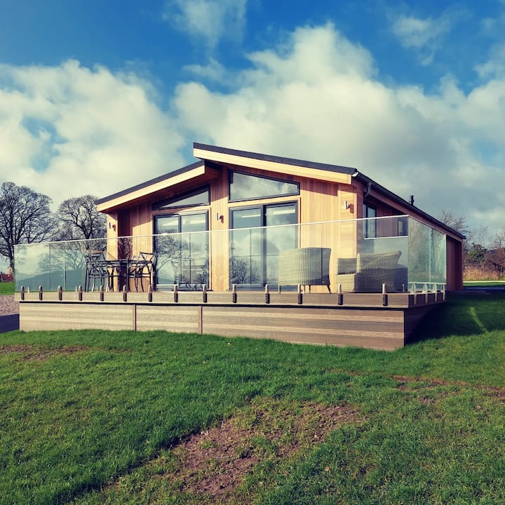 Orchid: 2 Bedroom Luxury Lodge Hot Tub & Views - Lancashire
