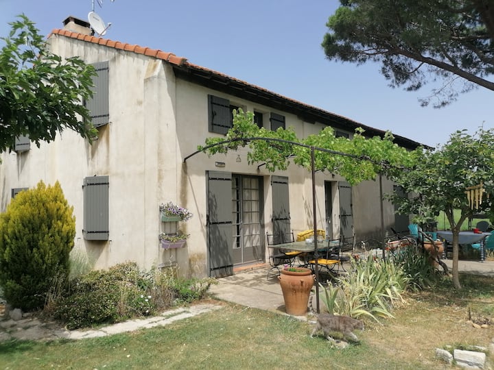 Maison De Campagne Au Milieu Des Champs - Arles