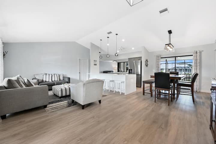 Waterfront Home With Heated Pool! Pet Friendly! - Marco Island, FL