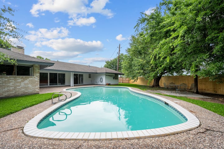 Modern Sugar Land Home W/backyard Oasis + Pool - Sugar Land, TX
