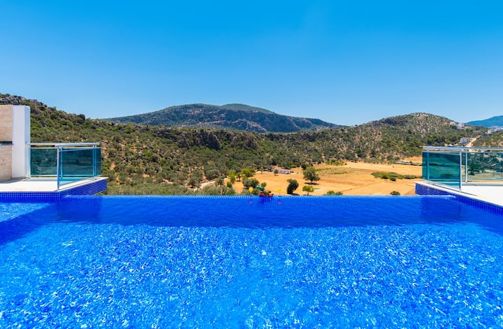 Doğa Manzaralı Merkeze Yakın Geniş Ve Lüks Villa - Kalkan