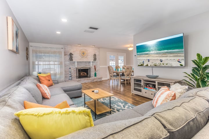 Gorgeous 4-bedroom Home ~ Pool, Hot Tub, Fire Pit & 2 King Beds! - Clearwater, FL