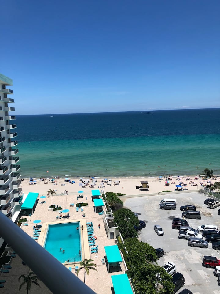 2/2 Condo W/beach Front Views. Free Parking. - Hollywood, FL