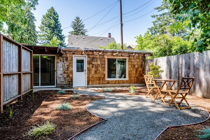 University Cottage, 2 Blocks From U Of O - Eugene, OR