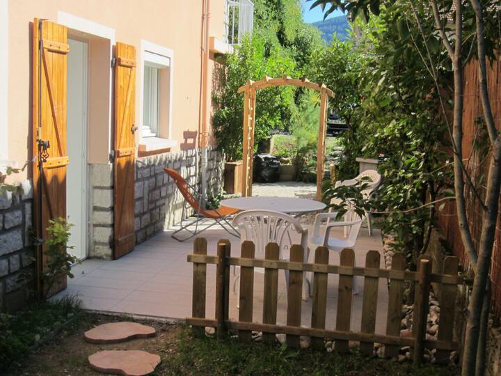 Joli T2 Rénové Avec Jardin Clos Et Parking Privé - ibis Budget Millau Viaduc