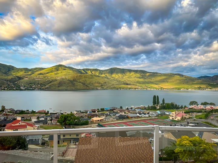 Stunning Lake House With Panoramic Views & Hot Tub - Manson, WA