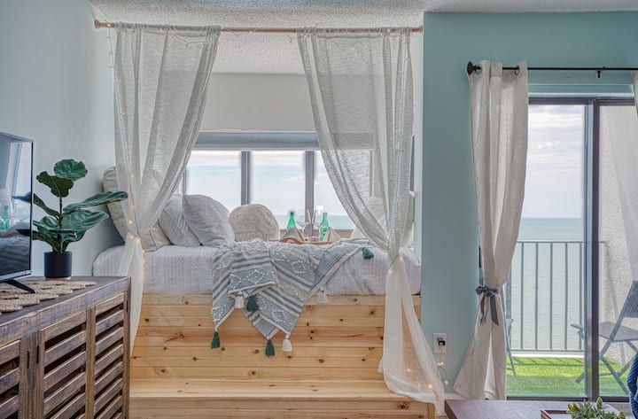 Cozy Bed Nook Overlooking Ocean! - Myrtle Beach