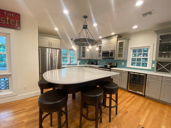 Stunning Home On Branford Point - West Lake, Guilford