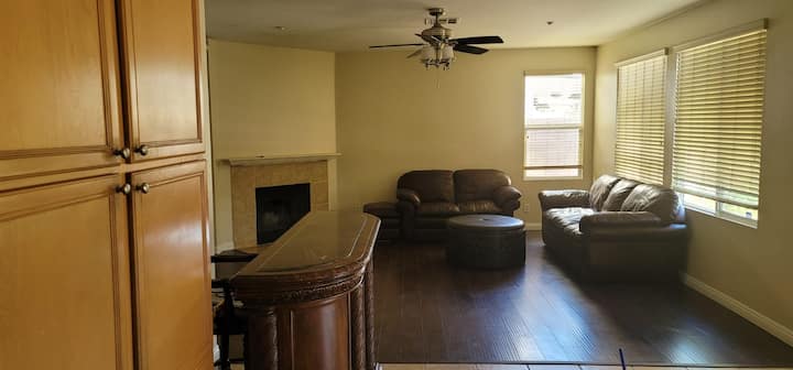 Private Room And Bath With Cal-king Bed In A Home - Fontana, CA