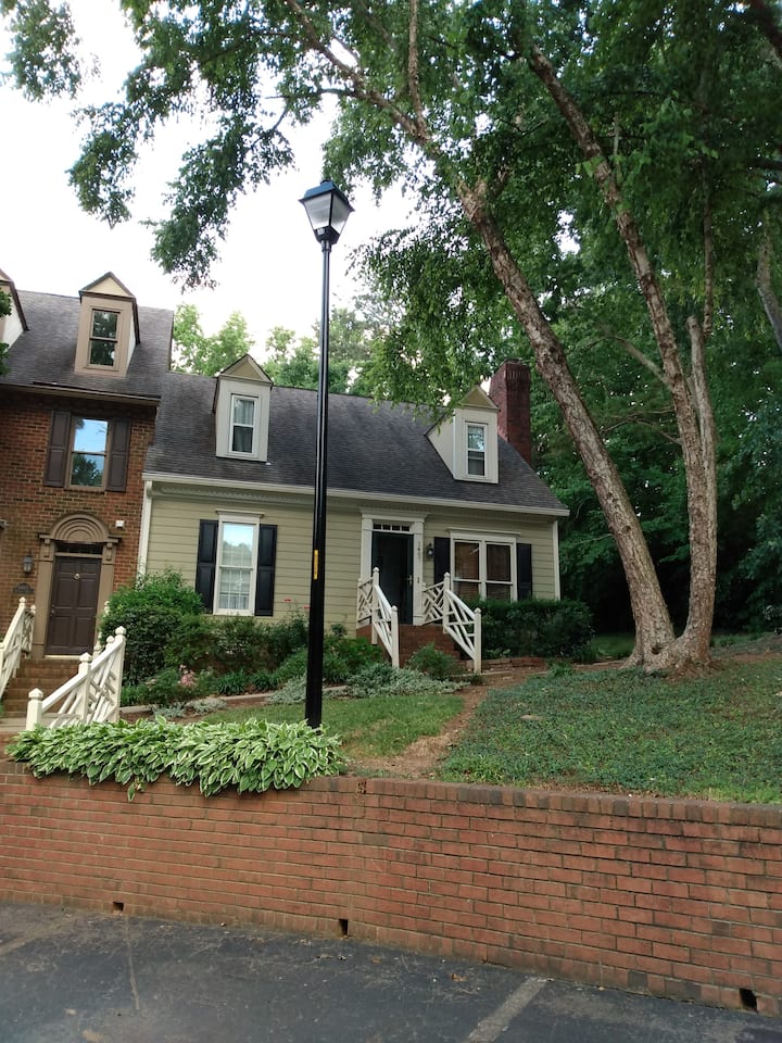 Cheerful 3 Bedroom Townhome, 15 Min From Raleigh - Raleigh, NC
