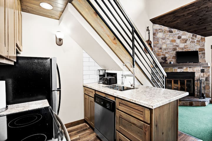 Rustic Chalet | Ski-in/out | Hot Tub, Pool, Gym - Lutsen, MN