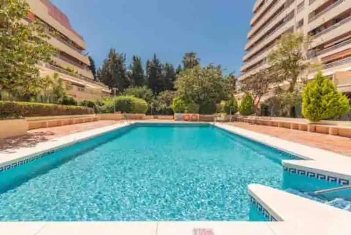 Precioso Apartamento Céntrico En Urb. Con Piscina - Marbella