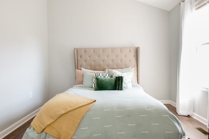 Cheerful One Bedroom In Townhome With Shared Bath - Maryland