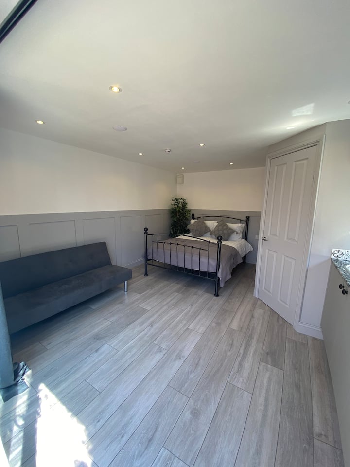 Modern Private Studio With Pretty & Covered Patio. - Painswick