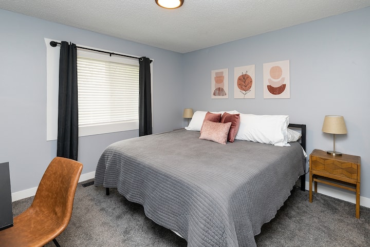 Cozy Stay Near Downtown: King Bed & Reading Nook! - Des Moines, IA