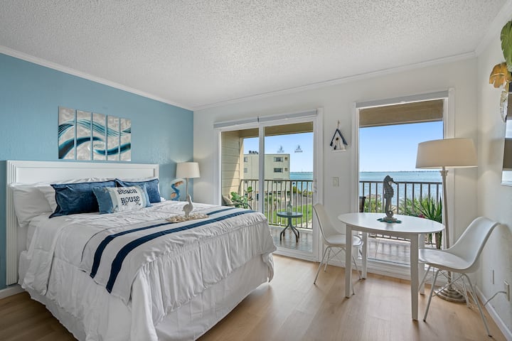 Stunning Balcony Views – Your Sunny Escape Awaits! - Tampa, FL