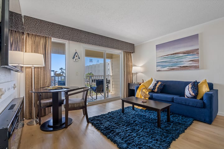 Breezy Balcony Bliss–stunning Ocean & Sunset Views - Tampa, FL