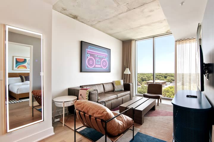 Enjoy A Cool Rooftop Sky Pool At Radio Lux Condo - Austin, TX