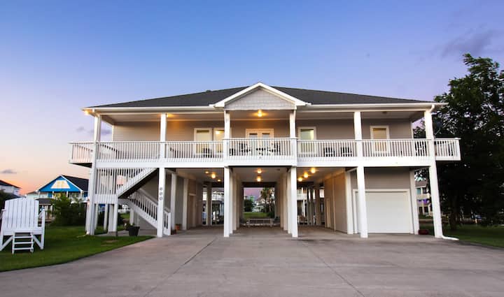Beautiful Home On The Water! - Crystal Beach, TX