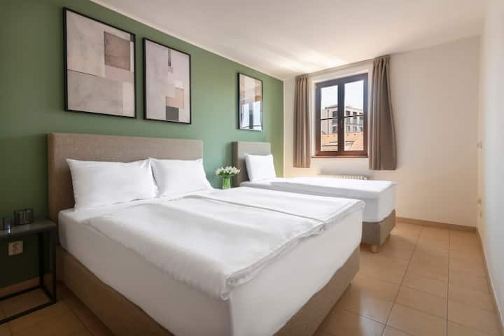 Dwellfort | Spacious New Two Bedroom Apartment - プラハ