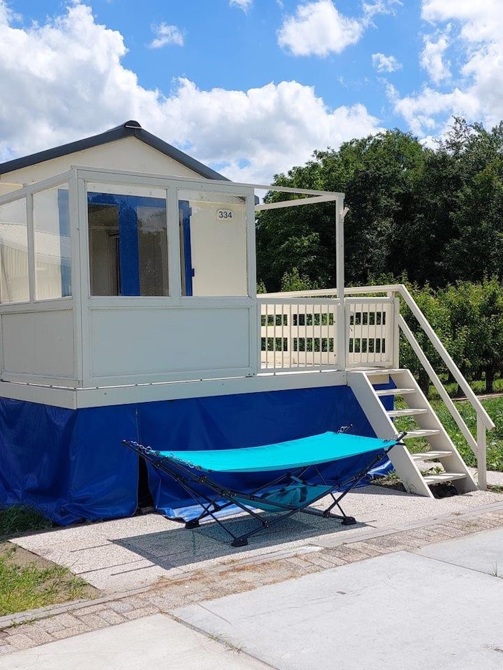 Voormalig Strandhuisje In Boomgaard In Hengstdijk - Terneuzen