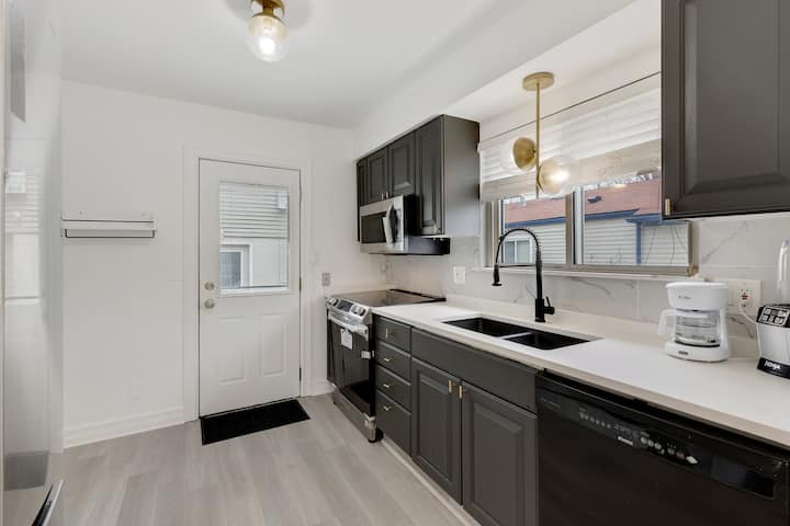 Luxurious House Close To Restaurants In Birmingham - Troy, MI
