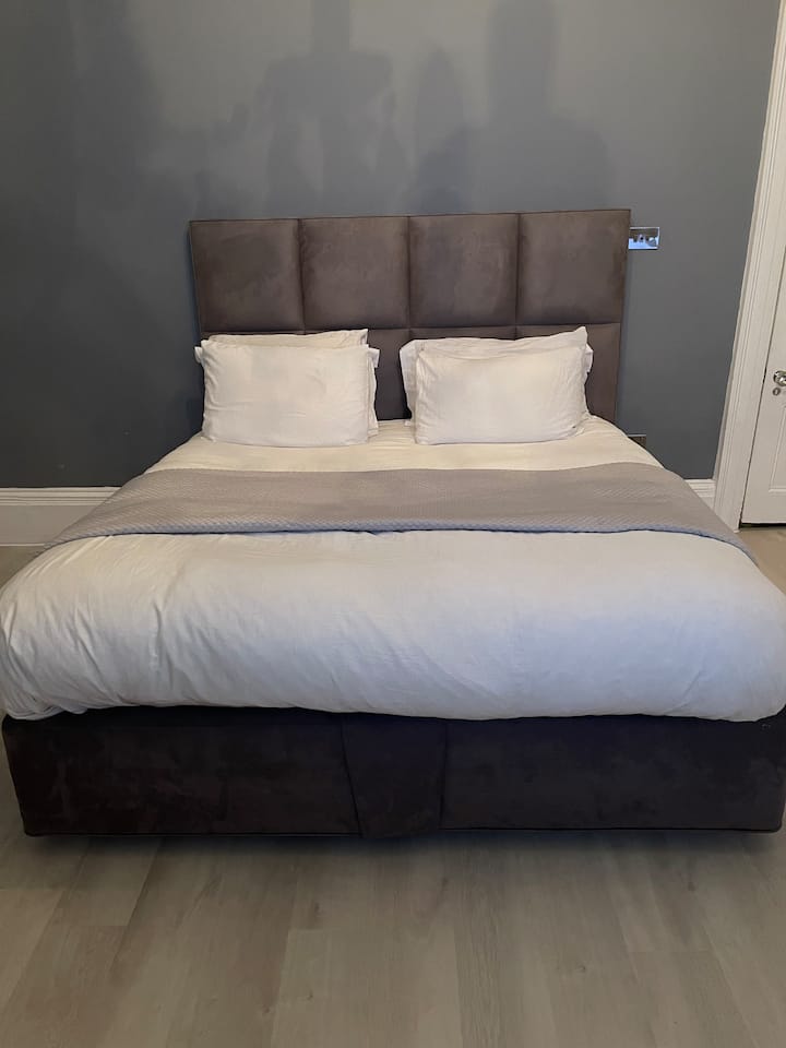 Luxury Bedroom With Balcony In Converted Mansion - Cawsand