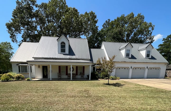 Lakeview Getaway! Spacious Home And Serene Views! - Tuscaloosa, AL