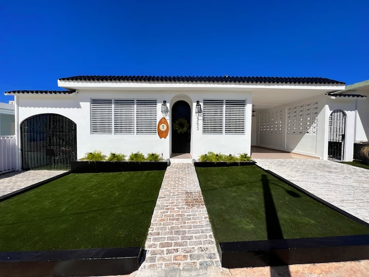 Crash Boat Black & White Villa - Pool - 6 Guests - Aguadilla