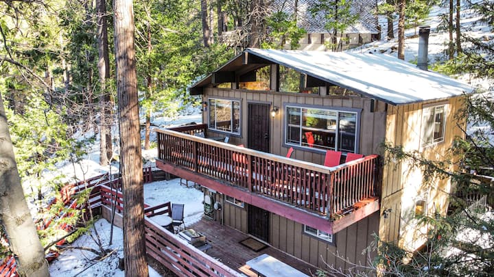 Pet-friendly Cabin W/ Grills, Decks, Fire Pit & Ev - San Bernardino, CA