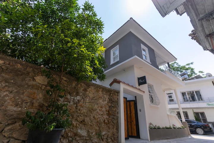 Two-bedroom Apartment With Balcony & Kitchen - Antalya