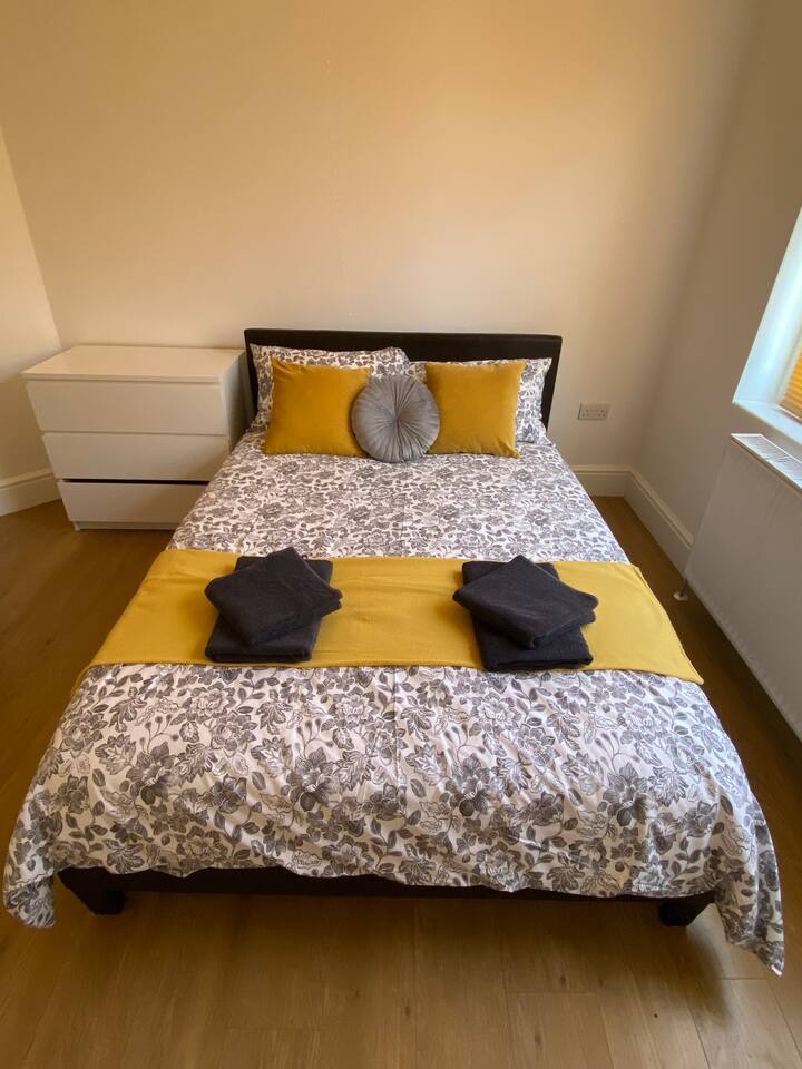 3 Beds House Sleeps 5 Free Parking London Romford - Romford