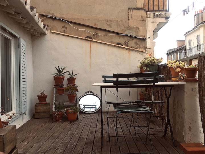 Marseille : Petit T2 Avec Grande Terrasse - Marseille