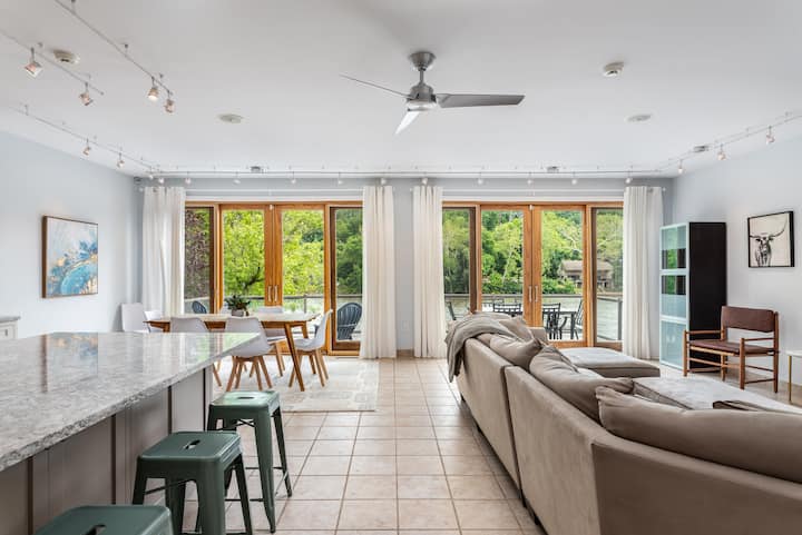Beautiful Vacation Home On The River - Bridgeport, PA