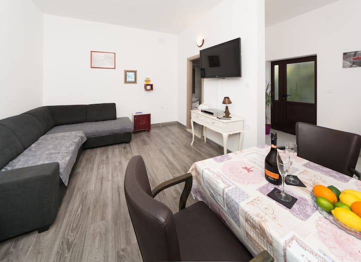 Beautiful Apartment With Private Parking - Podstrana