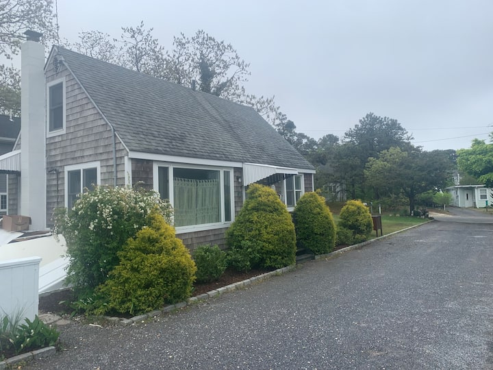 Southampton Waterfront Cottage With Private Beach - Hampton Bays