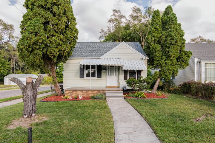 Cheerful 3-bedroom Home With Free Parking - Dearborn, MI
