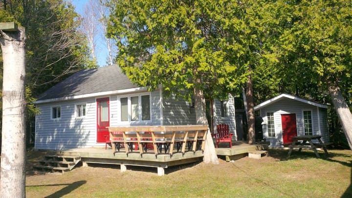 Three Bedroom Cottage. Close To Beach And Shops. - Sauble Beach