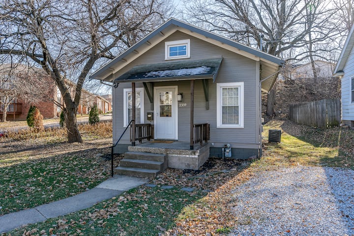 2br Tiny House Near East Village Shoppes & More - Davenport, IA