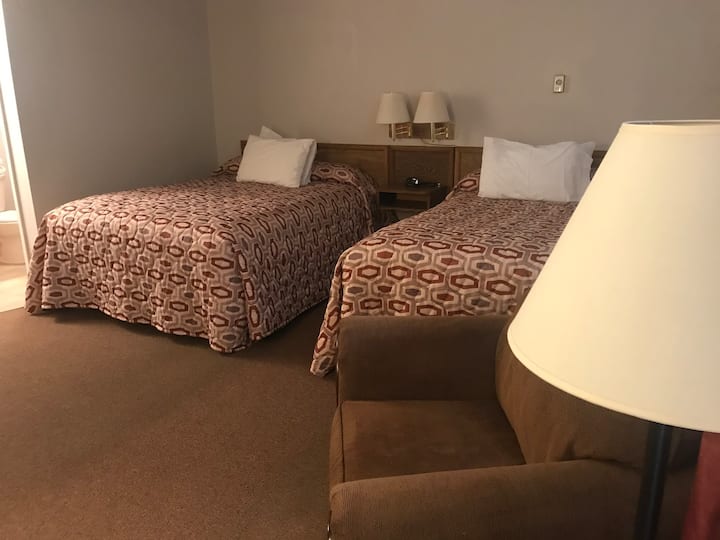 Big Chief B - Two Bed, Private Bath, No Kitchen - Cody, WY