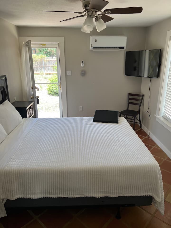 Adorable Studio Guest House Close To Downtown. - Midland, TX
