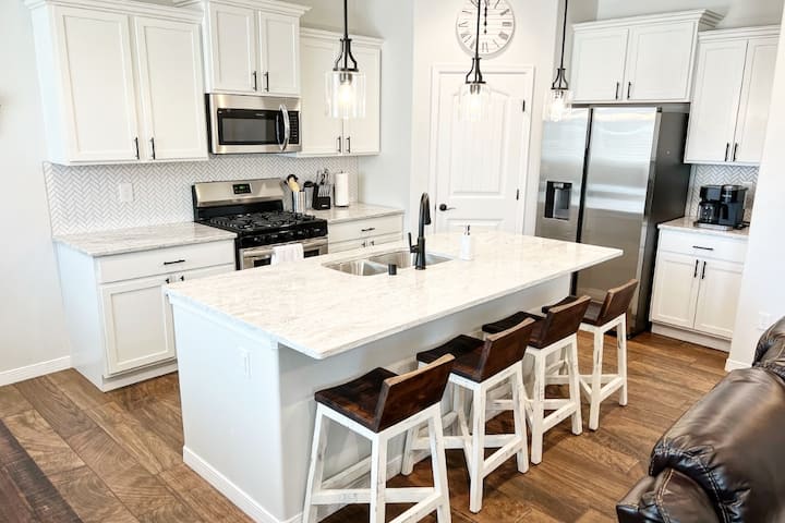 *3br Farmhouse Home | Bright, Peaceful & Cozy Stay - Las Cruces, NM