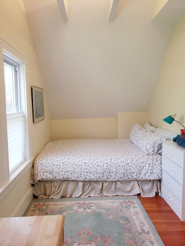 Entire.private.floor+bath+ 1,2,or 3 Bedrooms-davis - Newton, MA
