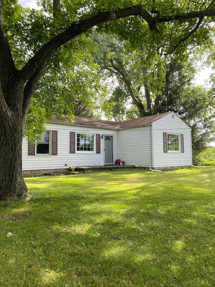 Quaint 2 Bedroom Home Just Outside Of Town - Bowling Green, OH