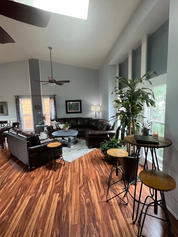 Peaceful Family Home On A Park - Colorado Springs