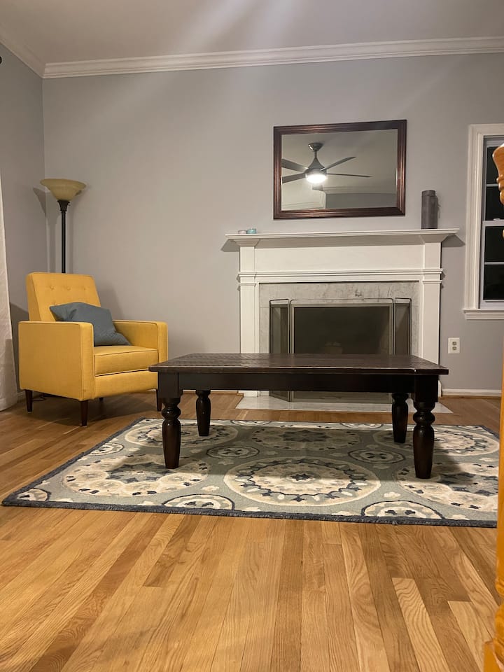 Bright, Cheerful End Unit Renovated Townhouse - 알렉산드리아