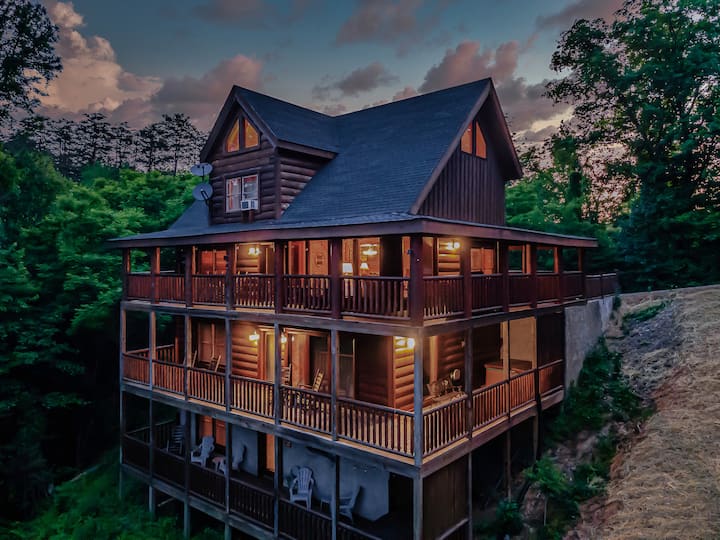 Holiday Special-pool-2hottubs-pet Friendly-theater - Pigeon Forge, TN