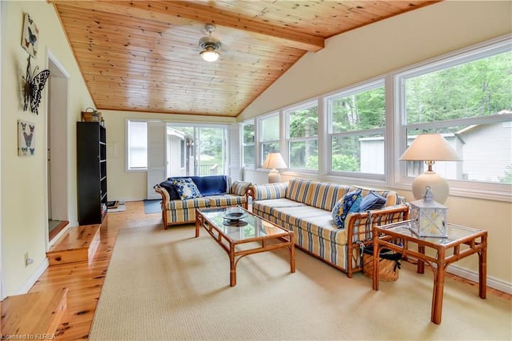 Rivermist Retreat, A Private Waterfront Cottage - Kawartha Lakes
